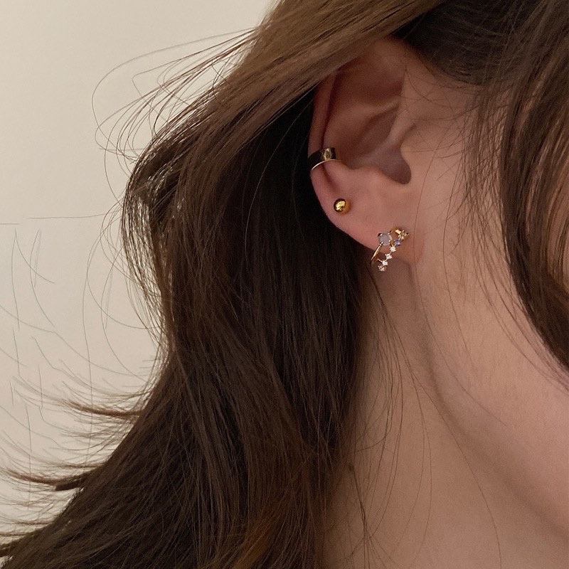 10.10 ลดอีก 25 โค้ด 10FSWWT Avantgarde.bkk Restock Moonstone stud ต่างหูครึ่งวง 8-9 mm ก้านเงิน ...