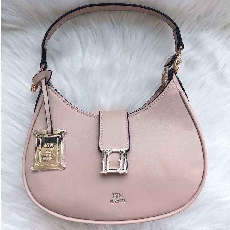 กระเป๋าสะพายข้าง LYN ทรงโฮโบ รุ่น Rivera shoder เเต่งหน้าป้ายอะไหล่ คลอ ...