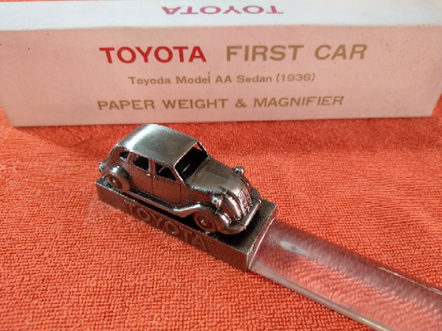โมเดลรถยนต์ Toyota first car เป็นที่ทับกระดาษ และ แว่นขยาย ของที่ระลึก ...