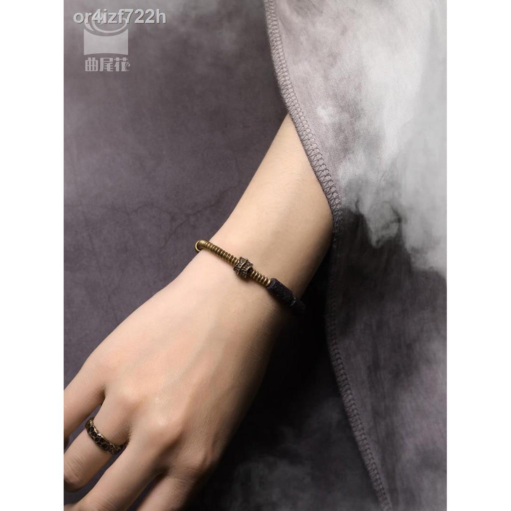 Quwei ดอกไม้การออกแบบดั้งเดิมย้อนยุคหินภูเขาไฟสร้อยข้อมือทองเหลืองชาย ...