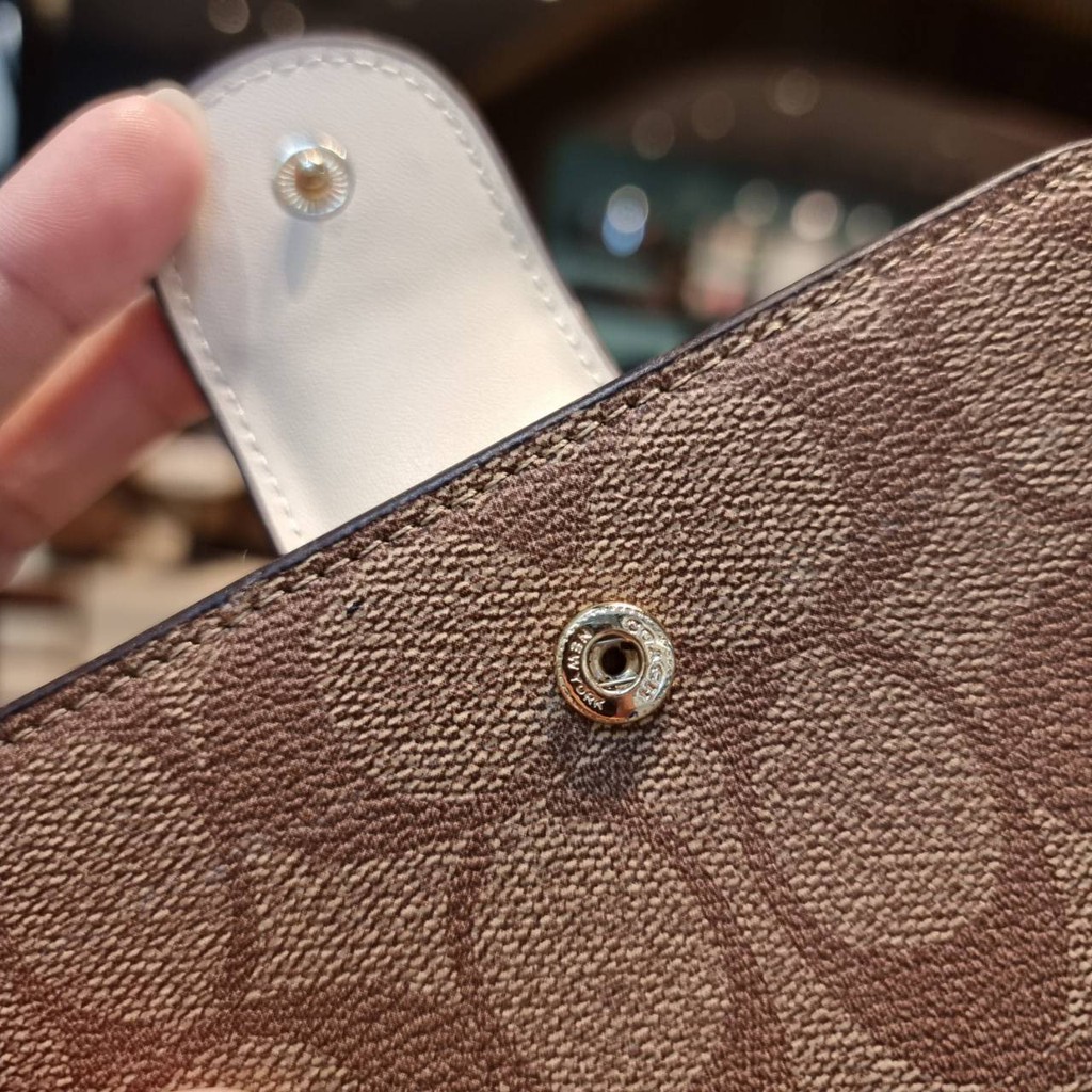 กระเป๋าสตางค์ใบกลาง COACH C0082 MEDIUM CORNER ZIP WALLET IN SIGNATURE ...