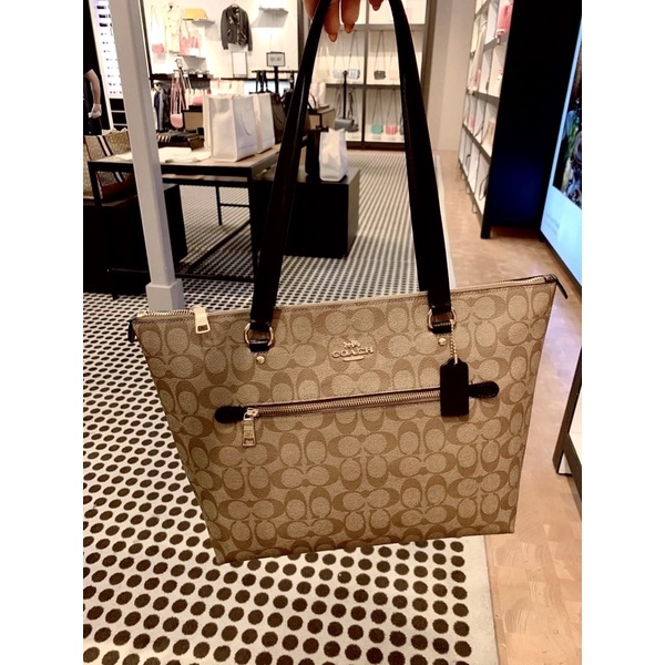พร้อมส่ง แท้ 100 New Coach Zip Tote รุ่นใหม่ GALLERY TOTE IN SIGNATURE ...