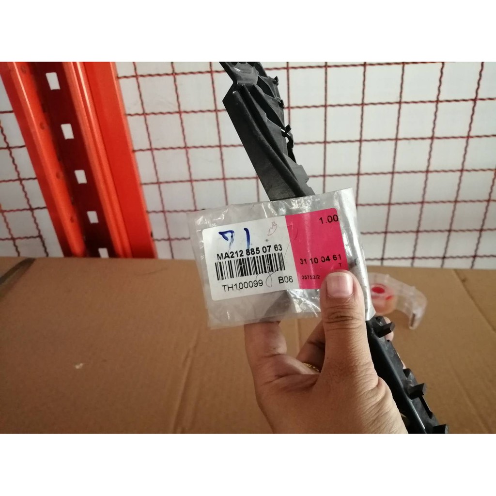 63. A2128850763 แผ่นคิ้วรองขอบกันชนหลัง E-class 2009 ของแท้ Mercedes ...