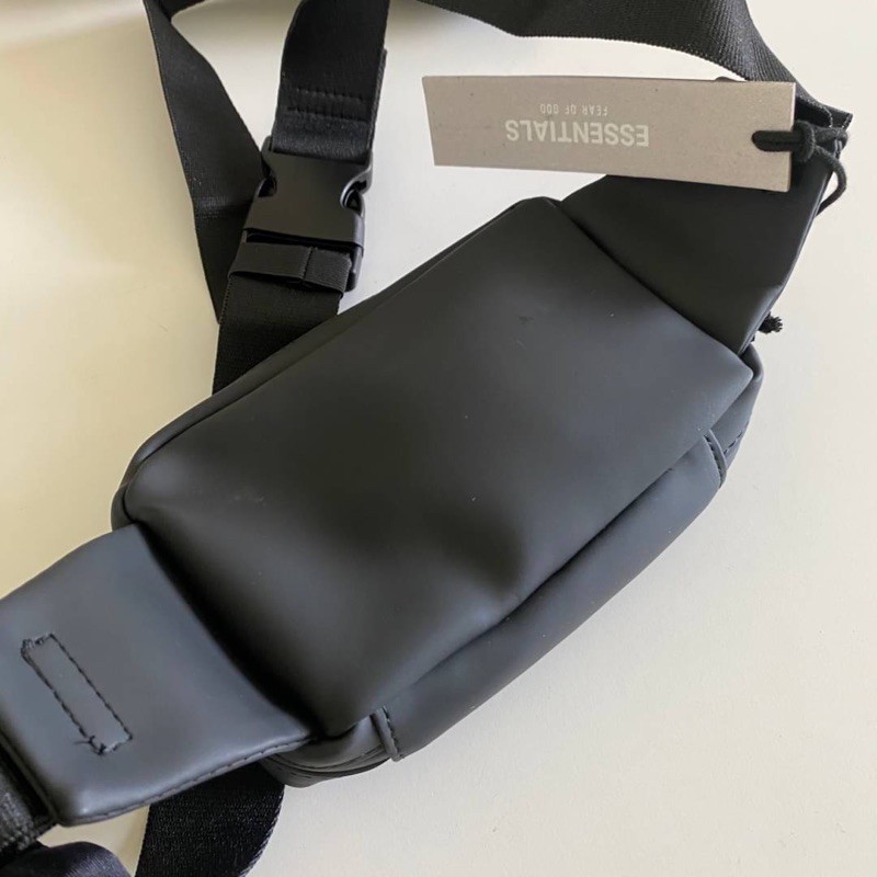 กระเป๋าคาดอก FEAR OF GOD ESSENTIALS FOG Sling Bag - chanaporncumwichit ...
