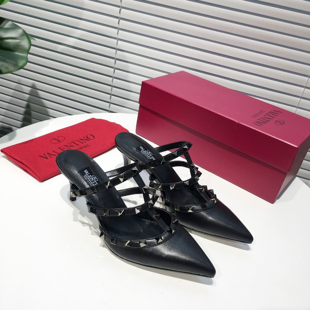 卐VALENTINO คลาสสิก rivet Tale ออกแบบรองเท้าส้นสูงรองเท้าผู้หญิงสีดำ ...