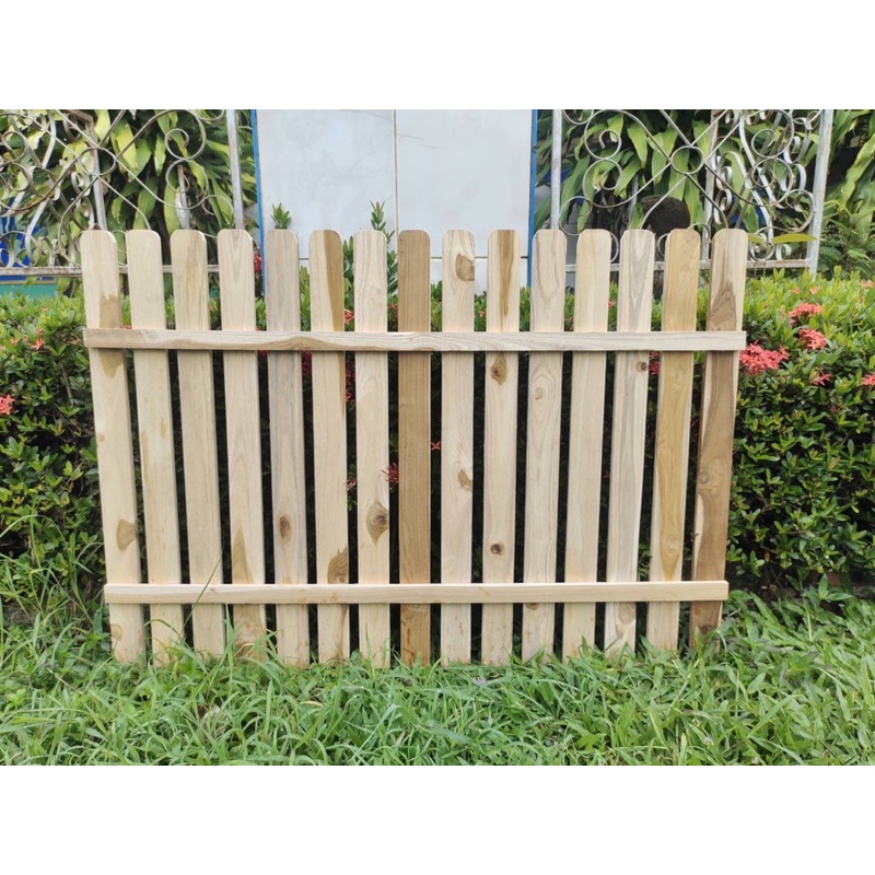 รั้วไม้สักแท้ขนาด 70x100 ซม.(ราคา 1 แผ่น)ตกแต่งบ้านและสวน ตอกตะปู 2 ...
