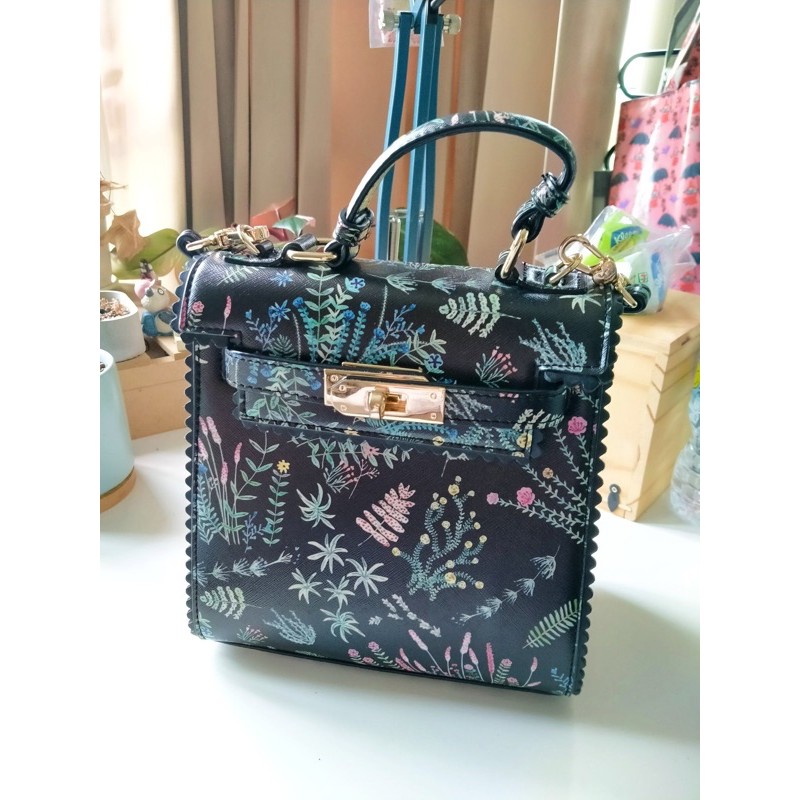 กระเป๋า lyn around สภาพดีมาก มือสอง มีรอยตรงอะไหล่ทองตามสภาพการใช้งาน ...