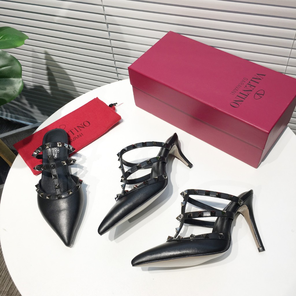 卐VALENTINO คลาสสิก rivet Tale ออกแบบรองเท้าส้นสูงรองเท้าผู้หญิงสีดำ ...