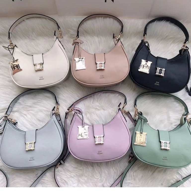 กระเป๋าสะพายข้าง LYN ทรงโฮโบ รุ่น Rivera shoder เเต่งหน้าป้ายอะไหล่ คลอ ...