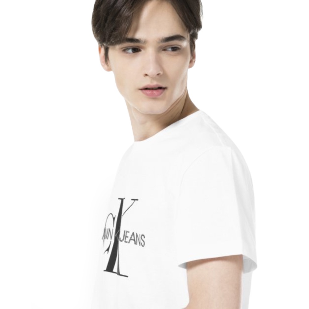 (ลดอีก 20 พิมพ์ 20MALL88) Calvin Klein เสื้อยืดผู้ชาย ทรง Regular สีขาว ...