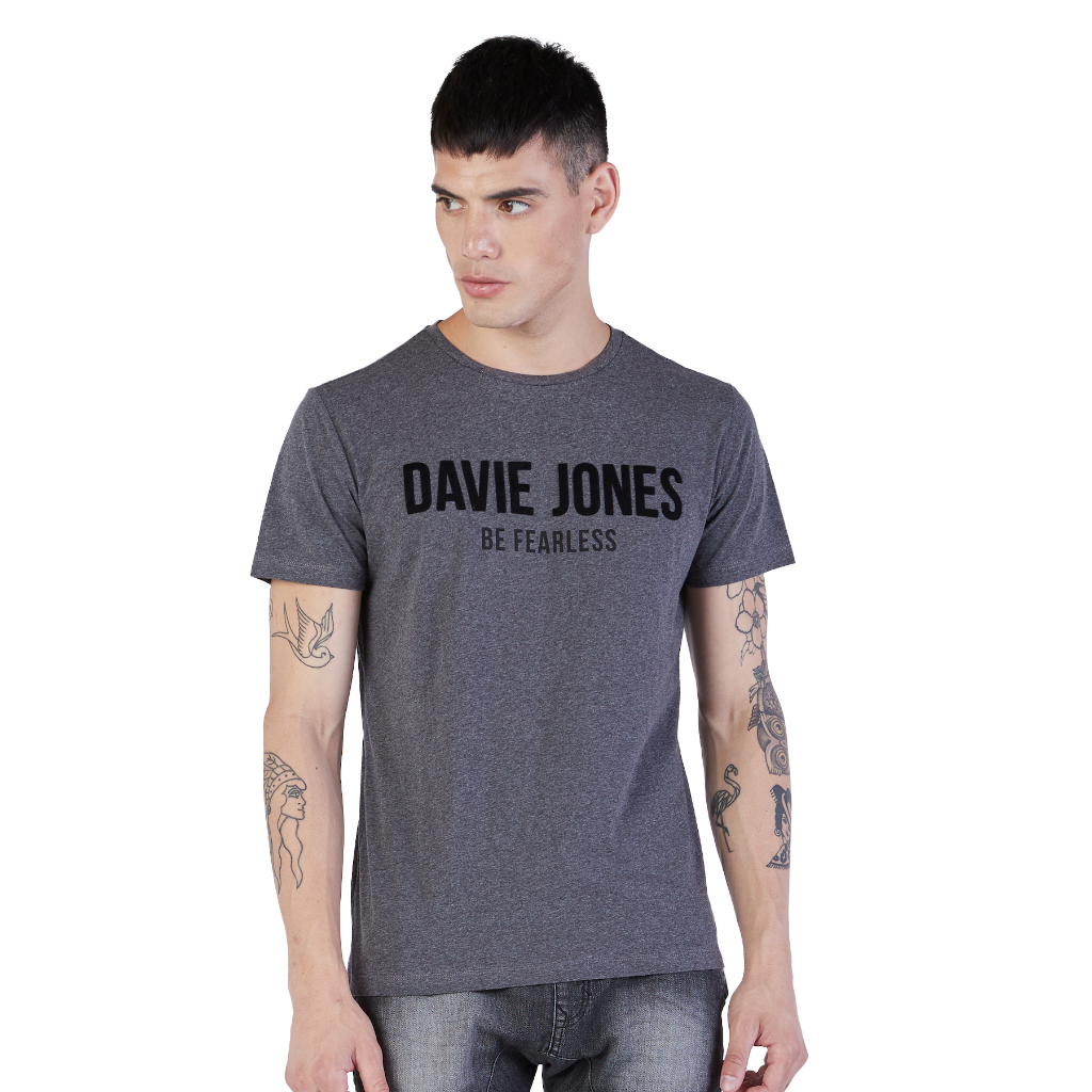 DAVIE JONES เสื้อยืดพิมพ์ลายโลโก้ สีเทา Logo Print T-Shirt in grey ...