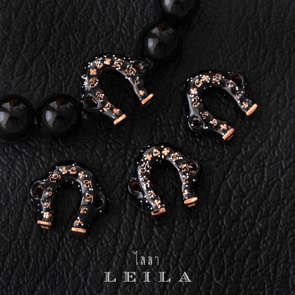 Leila Amulets เกือกม้าแก้ว Baby Leila Collection สีดำ (พร้อมกำไลหินฟรี ...