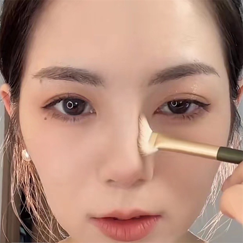 E135 แปรงแต่งหน้า หัวเฉียง คอนทัวร์จมูก เฉดดิ้ง ไฮไลท์ แบบพกพา - shihan - ThaiPick